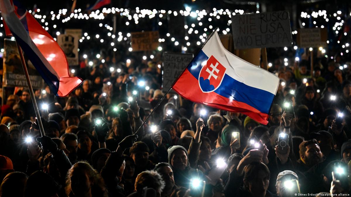 Slovakia's peaceful anti-government protests grow nationwide – DW – 01 ...