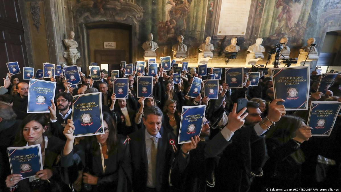 Ιταλία: Διαδηλώσεις δικαστών κατά της μεταρρύθμισης Μελόνι – DW – 25/01 ...