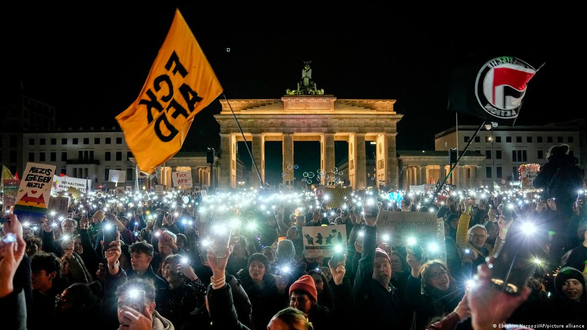 Thousands march in Germany as AfD launches election campaign – DW – 01 ...