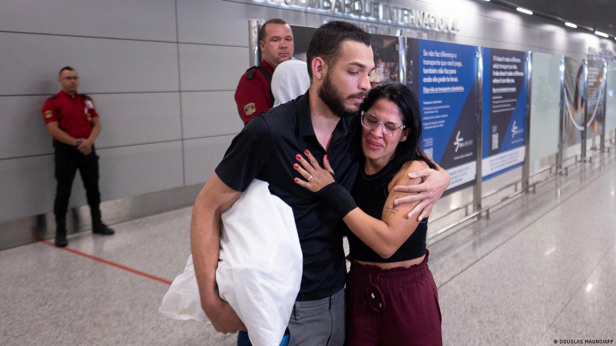 Brazil condemns US after deportees arrive handcuffed