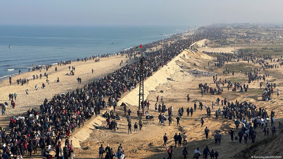 Milhares de palestinos deslocados retornam ao norte de Gaza – DW – 27 ...