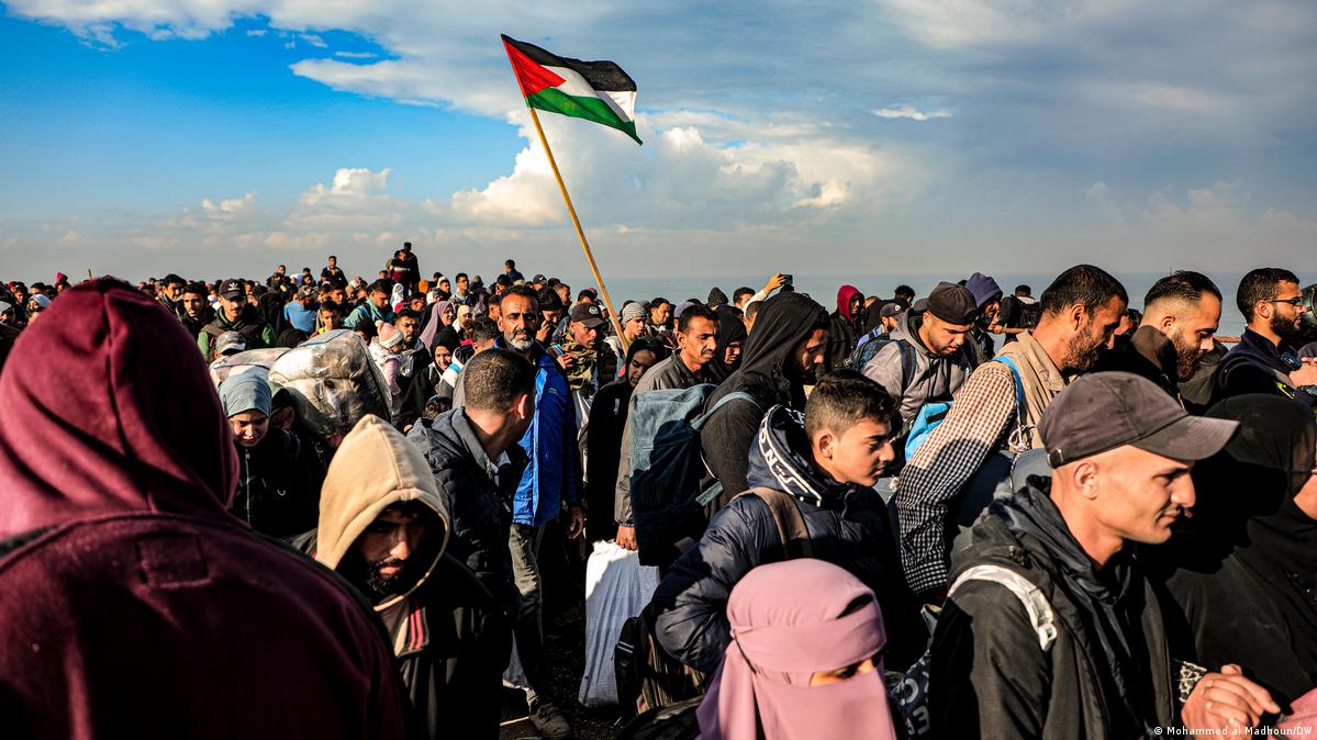 Gaza: Palestinians returning north feel both joy and pain – DW – 01/27/2025