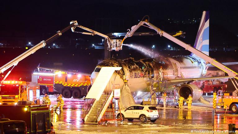 South Korea: Airplane catches fire at Busan airport – DW – 01/28/2025