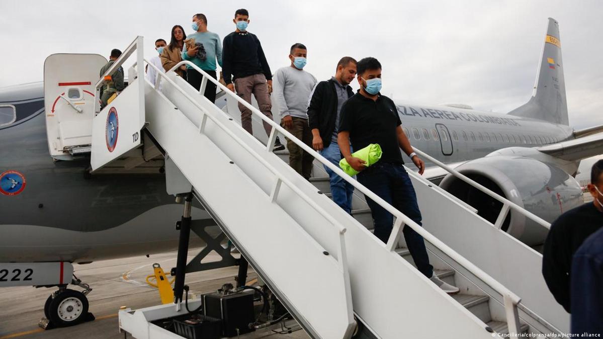 Colombianos deportados por EE.UU. llegan a Bogotá – DW – 28/01/2025