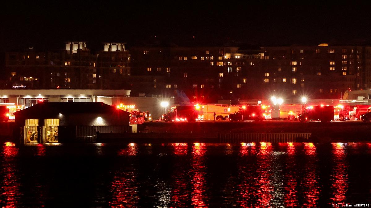 Un avión de pasajeros cae al río Potomac en Washington y más