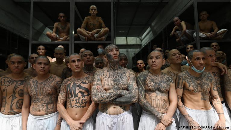 Inside El Salvador's maximum security prison – DW – 01/31/2025
