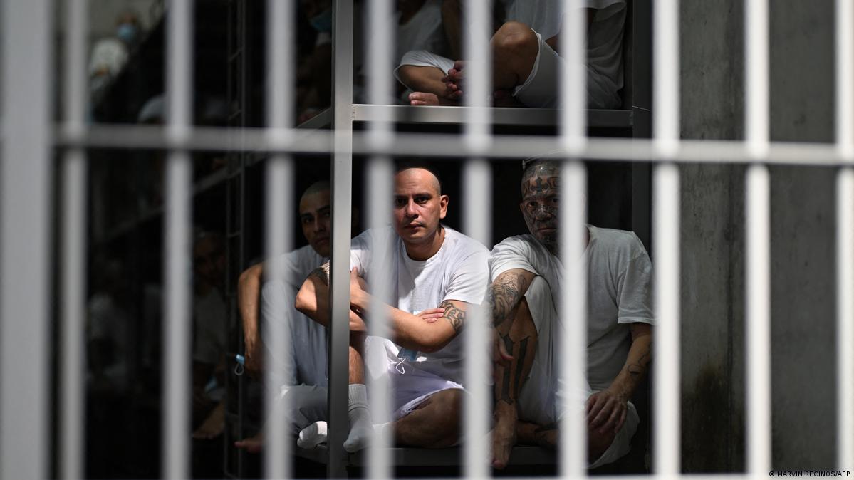 Dos años del CECOT, el emblema de la mano dura de Bukele – DW – 06/02/2025