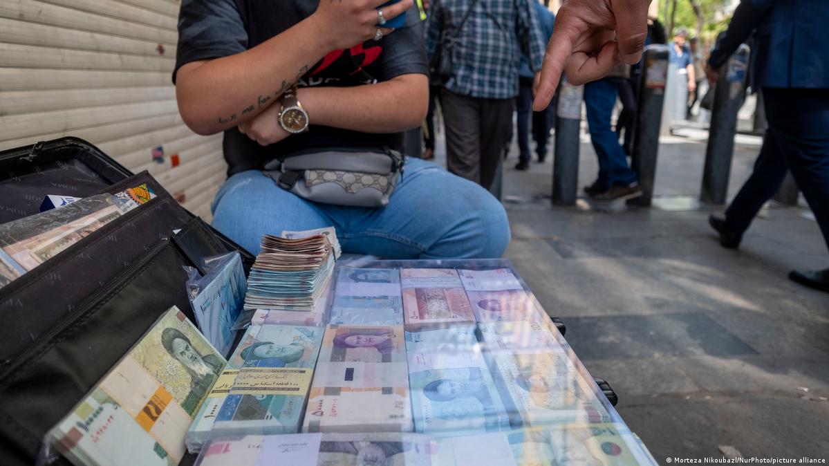 Toman or rial: Can currency reform stop inflation in Iran? – DW – 02/01 ...