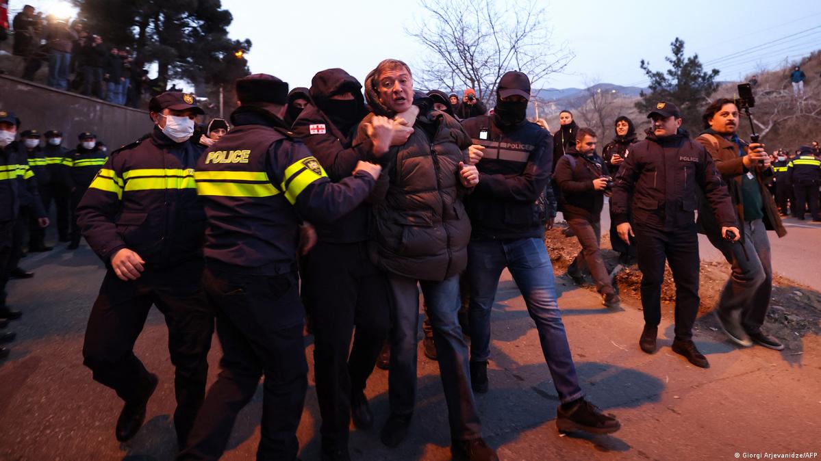 Georgia: Police arrest two opposition leaders amid protests – DW – 02 ...