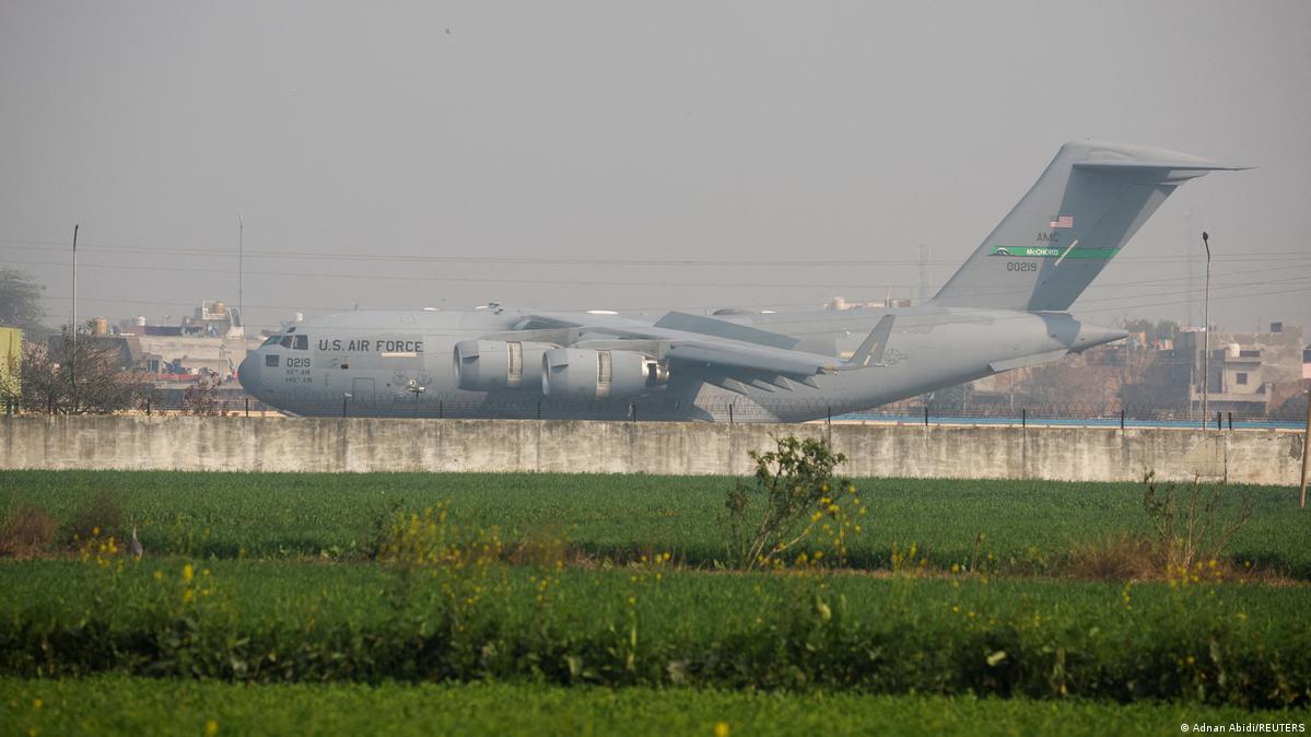 US military plane flies back deported migrants to India – DW – 02/05/2025