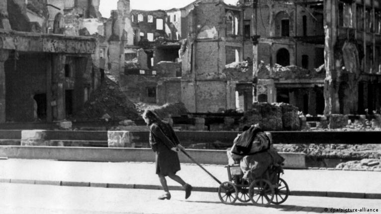 How is Dresden commemorating the 1945 WWII Allied bombing? – DW – 02/12 ...