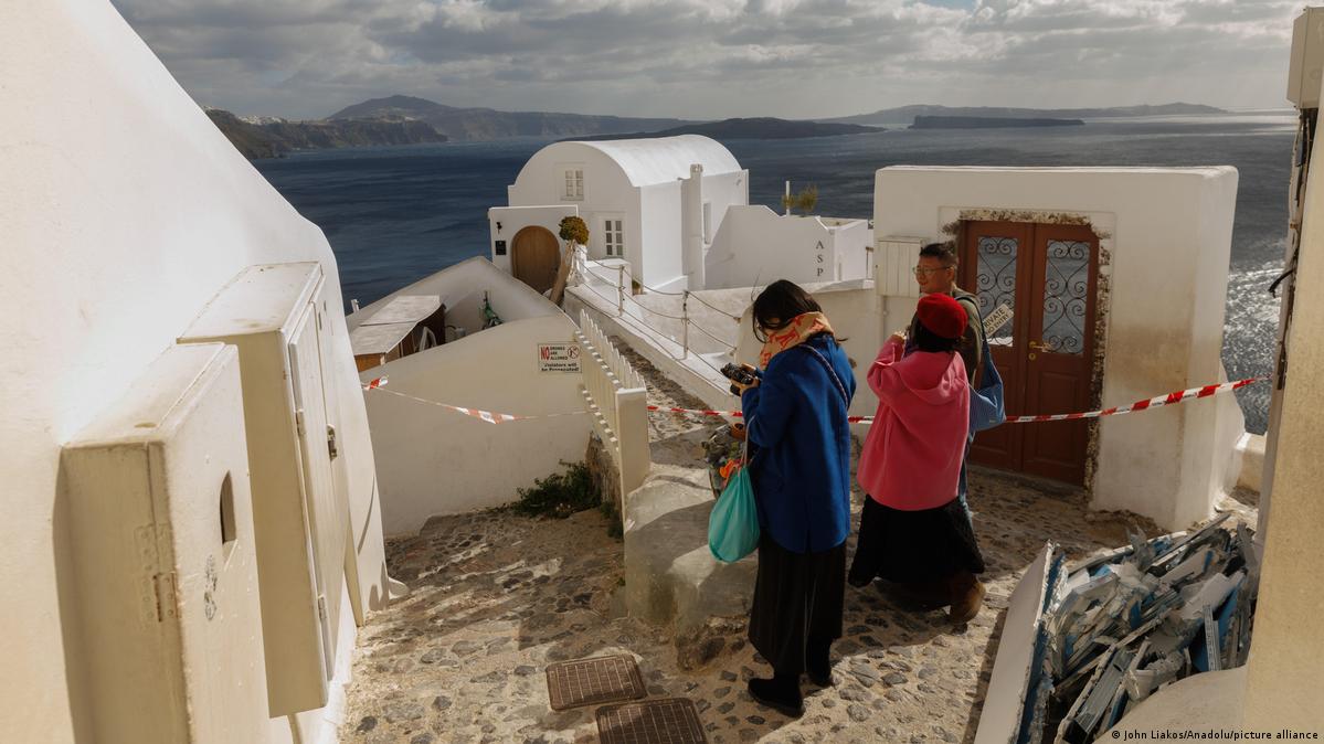 Santorini: State of emergency declared as tremors continue – DW – 02/06 ...