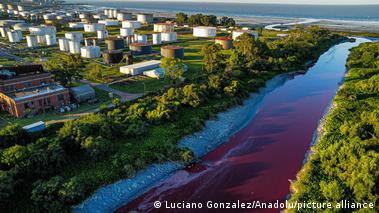 Argentina: Alarm as river runs blood-red – DW – 02/07/2025