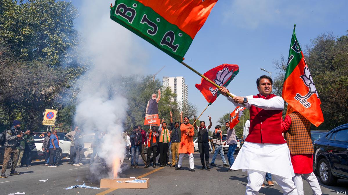 India: Modi's BJP wins Delhi election, Kejriwal loses seat – DW – 02/08 ...