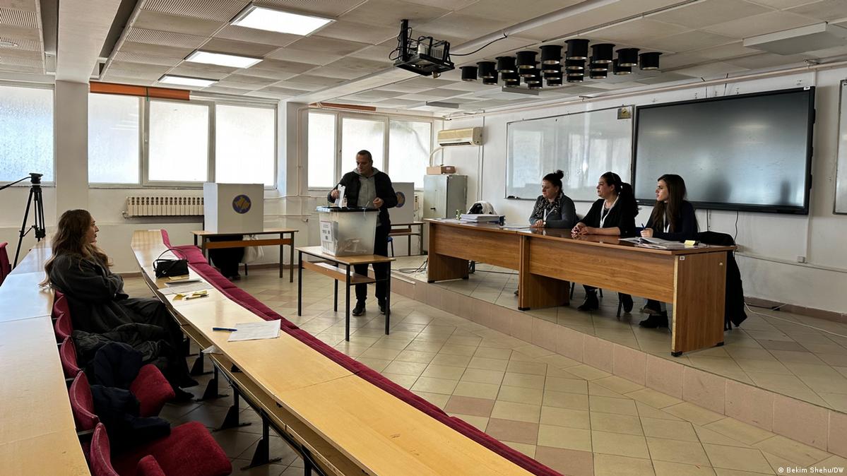 Kosovë: Zgjedhje të qeta, pjesëmarrje mbi 40% – DW – 10/02/2025