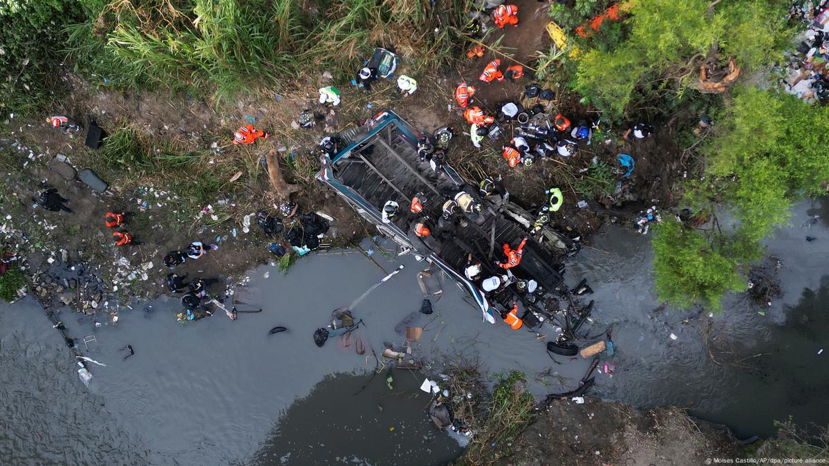 Guatemala: Bus plunges into ravine, killing at least 50 – DW – 02/10/2025 Guatemala: Bus plunges into ravine, killing at least 50 – DW – 02/10/2025