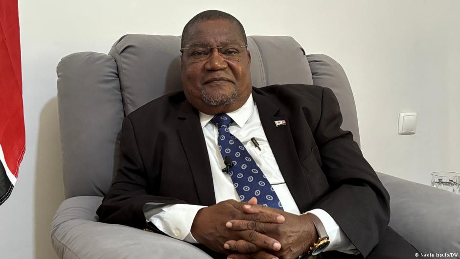 Momade "tem cabeça para usar chapéu, não para pensar" – DW – 14/07/2025