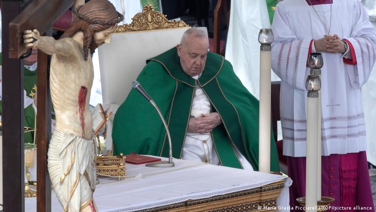 Pope Francis suffers 'breathing crisis,' Vatican says – DW – 02/28/2025