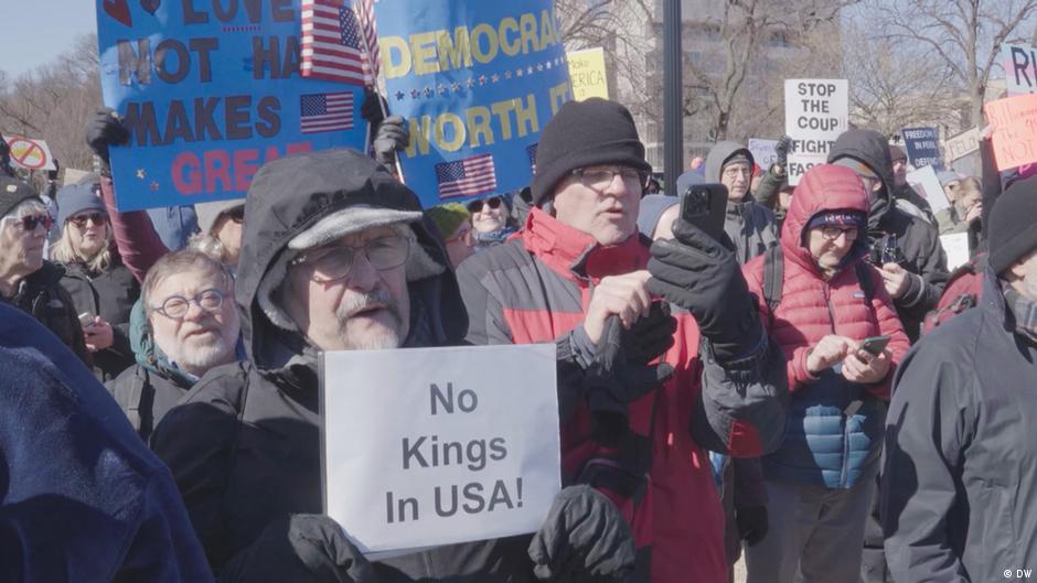 US: 'No Kings' protests target Trump on Presidents' Day – DW – 02/18/2025