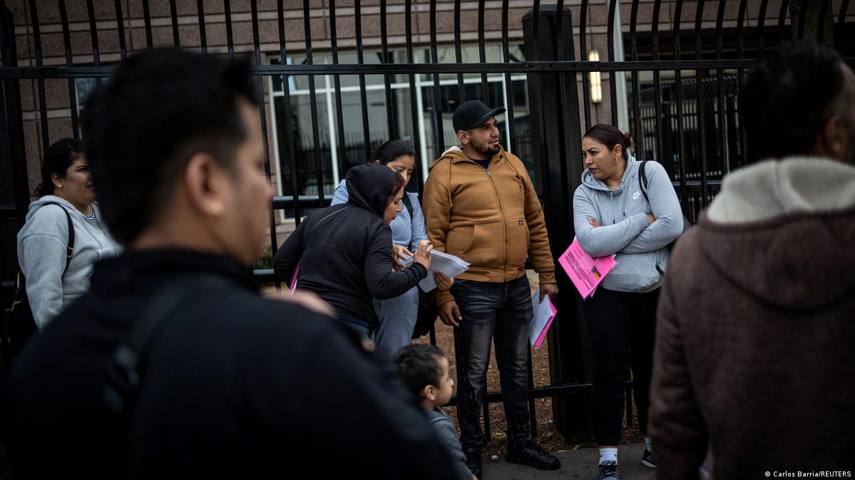 US: Fear and uncertainty among immigrants – DW – 02/19/2025