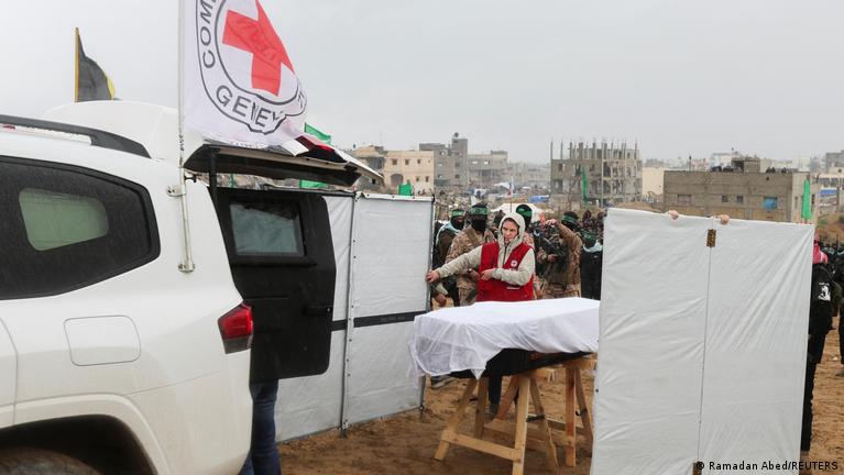 Vier tote Geiseln an Israel übergeben – DW – 20.02.2025