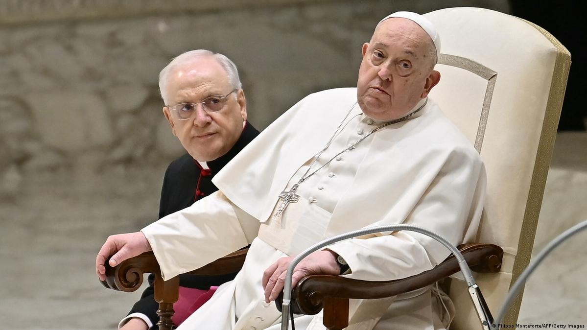 Pope Francis' condition 'improving slightly,' Vatican says – DW – 02/20 ...