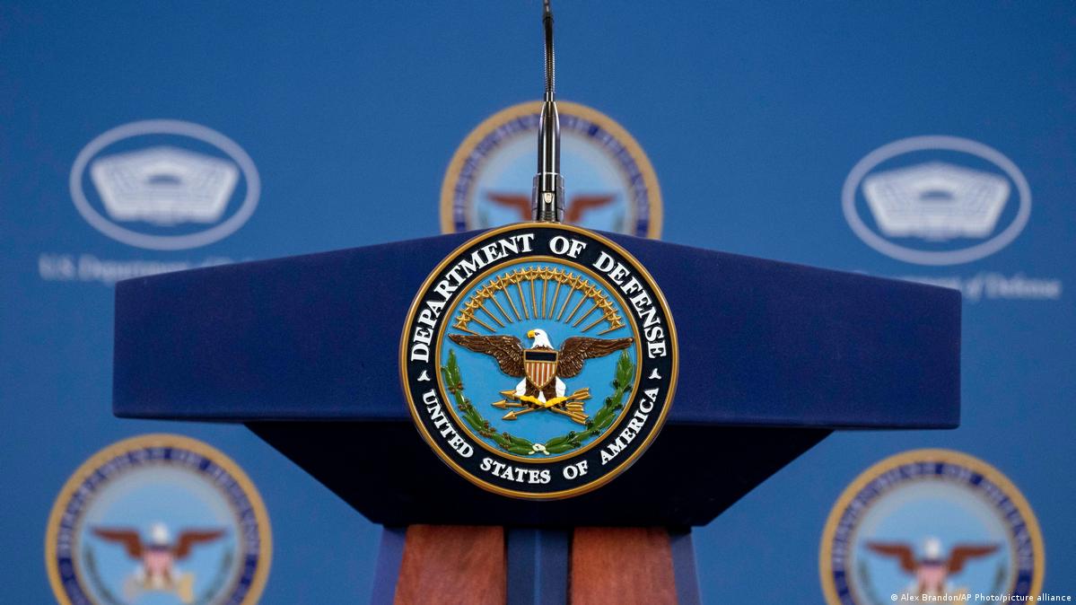 US: Trump signs order renaming Pentagon 'Department of War' – DW – 09 ...