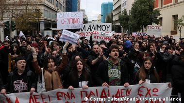 RND: Η οργή της κοινής γνώμης για τα Τέμπη μεγαλώνει – DW – 28/02/2025