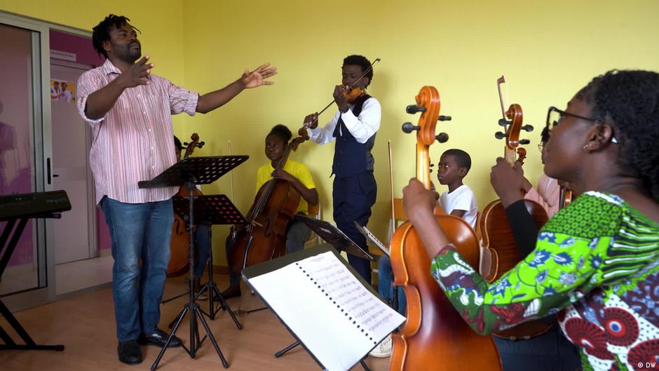 Music, art changing lives for Angolan street children – DW – 03/19/2025