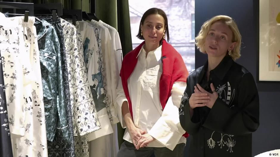 Ukrainian designers use fashion to fight war fatigue – DW – 03/10/2025