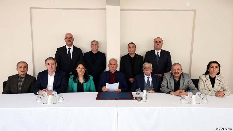 Abdullah Öcalan: PKK kendini feshetmelidir – DW – 27.02.2025