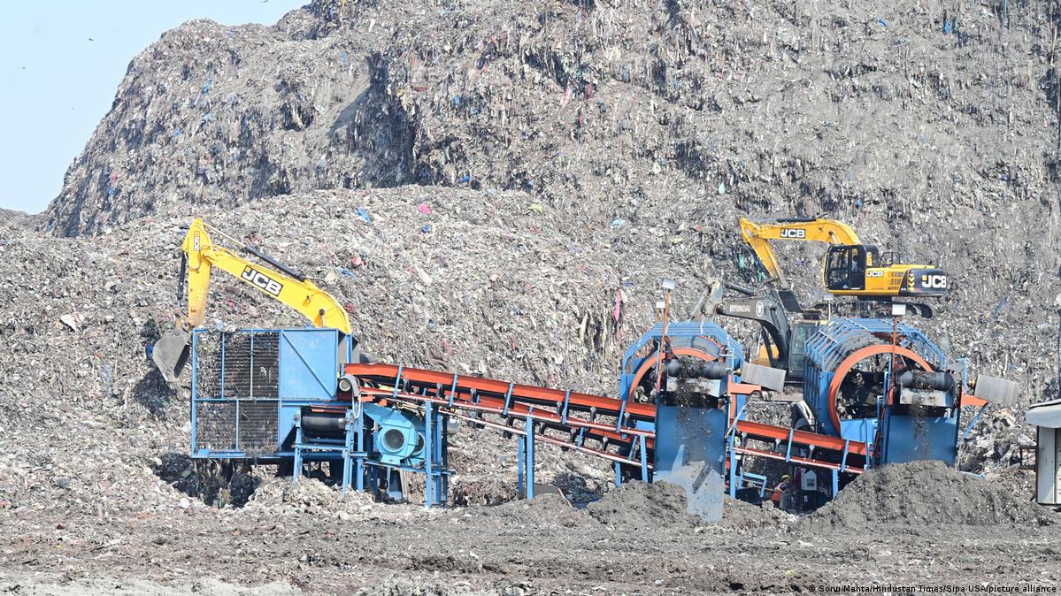 India: Delhi pledges to flatten garbage mountain – DW – 03/05/2025