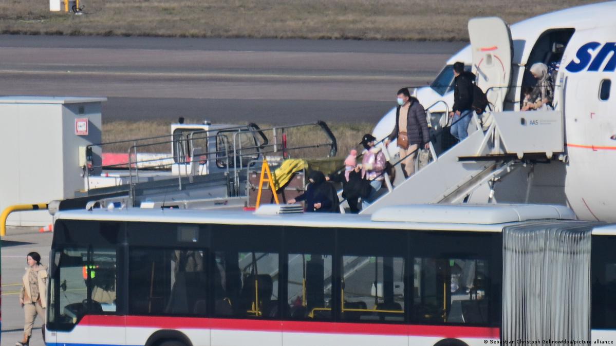 Flugzeug mit geflüchteten Afghanen in Berlin gelandet – DW – 05.03.2025