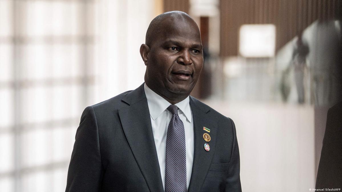 Daniel Chapo e nove partidos aprovam plano para o diálogo – DW – 30/04/2025