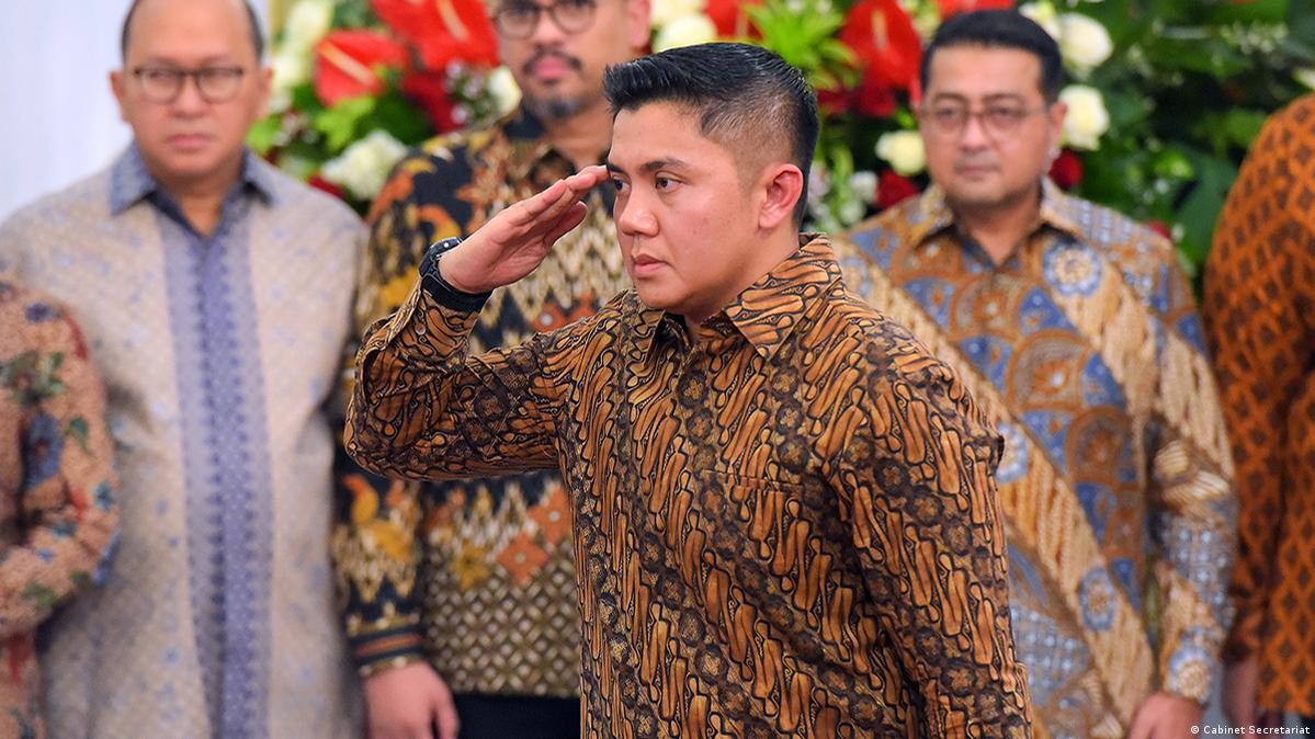 Seskab Teddy Naik Pangkat, Dinilai Tak Sesuai Merit System – DW – 07.03 ...