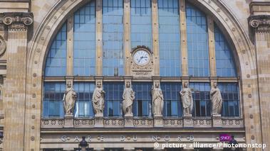 Paris: WWII bomb discovery disrupts trains