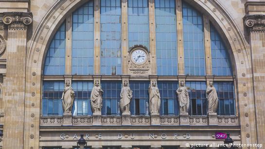 Paris: WWII bomb discovery disrupts trains