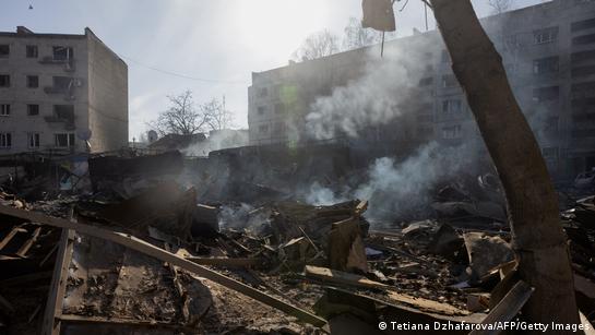 On Ukraine's front in Donetsk, people face uncertain future – DW – 03 ...