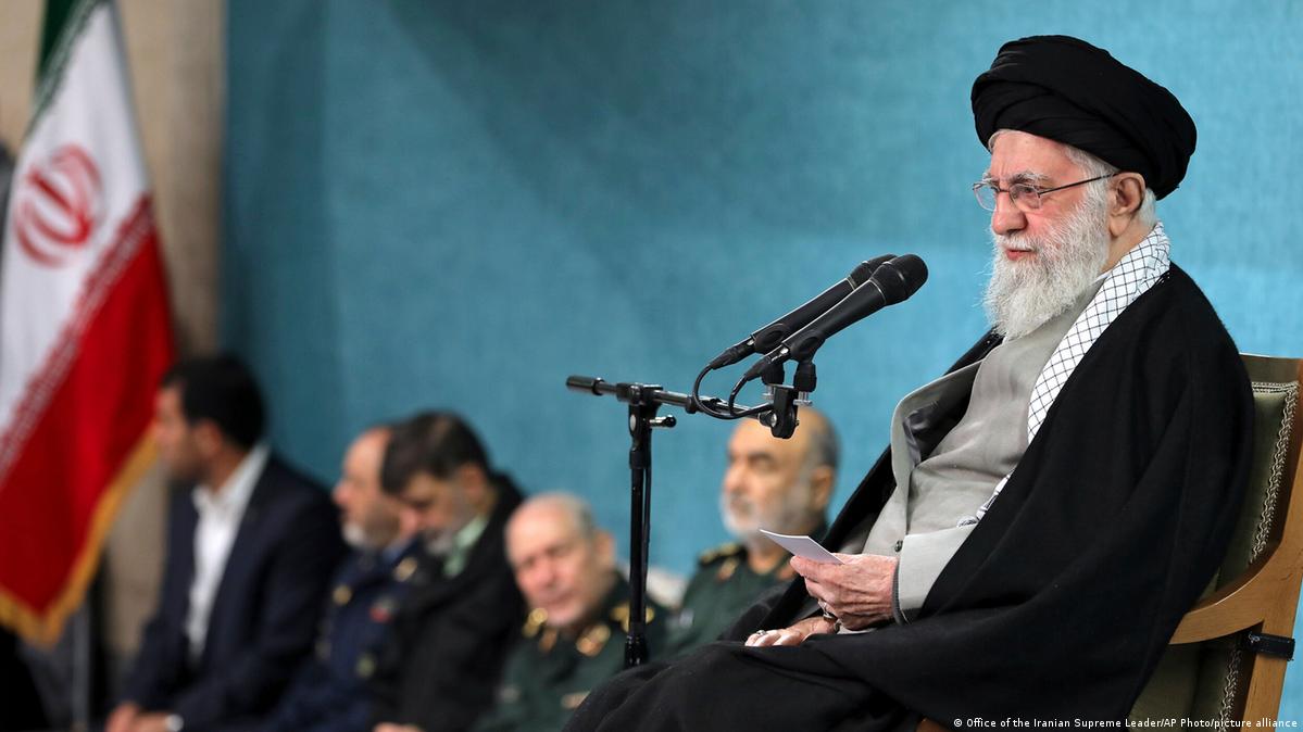 Ayatollah Khamenei ya ce Iran ba ta neman mallakar nukiliya – DW – 03/12/2025