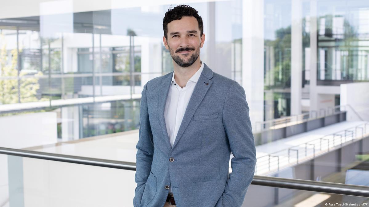 Lewis Sanders – DW