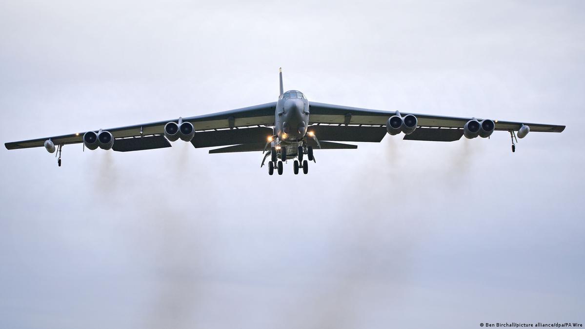 Bombardeiro B-52 cai em solo americano logo após decolar