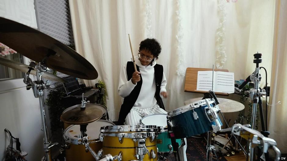 How female drummer Philo Tsoungui challenges gender norms – DW – 03/16/2025