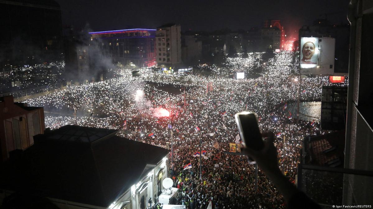 Serbia: Protesters flood Belgrade with Vucic under pressure – DW – 03 ...