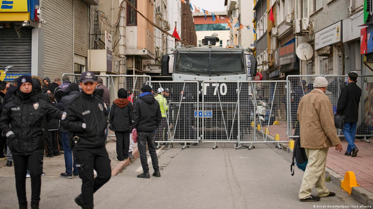 Turkey detains Istanbul Mayor Imamoglu in corruption probe – DW – 03/19/2025