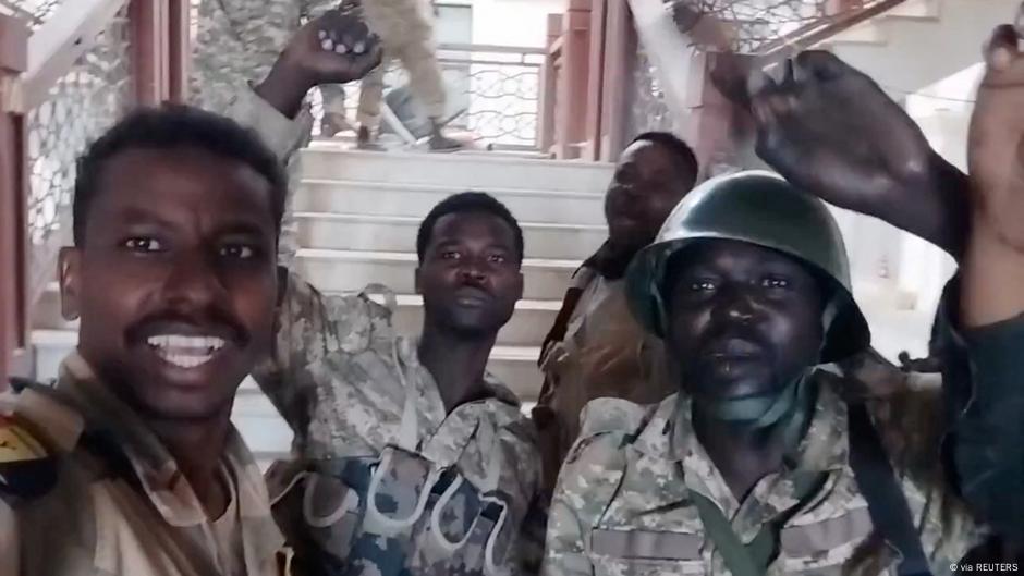 Jeshi la Sudan laukomboa uwanja wa ndege kutoka kwa RSF – DW – 26.03.2025 Jeshi la Sudan laukomboa uwanja wa ndege kutoka kwa RSF – DW – 26.03.2025