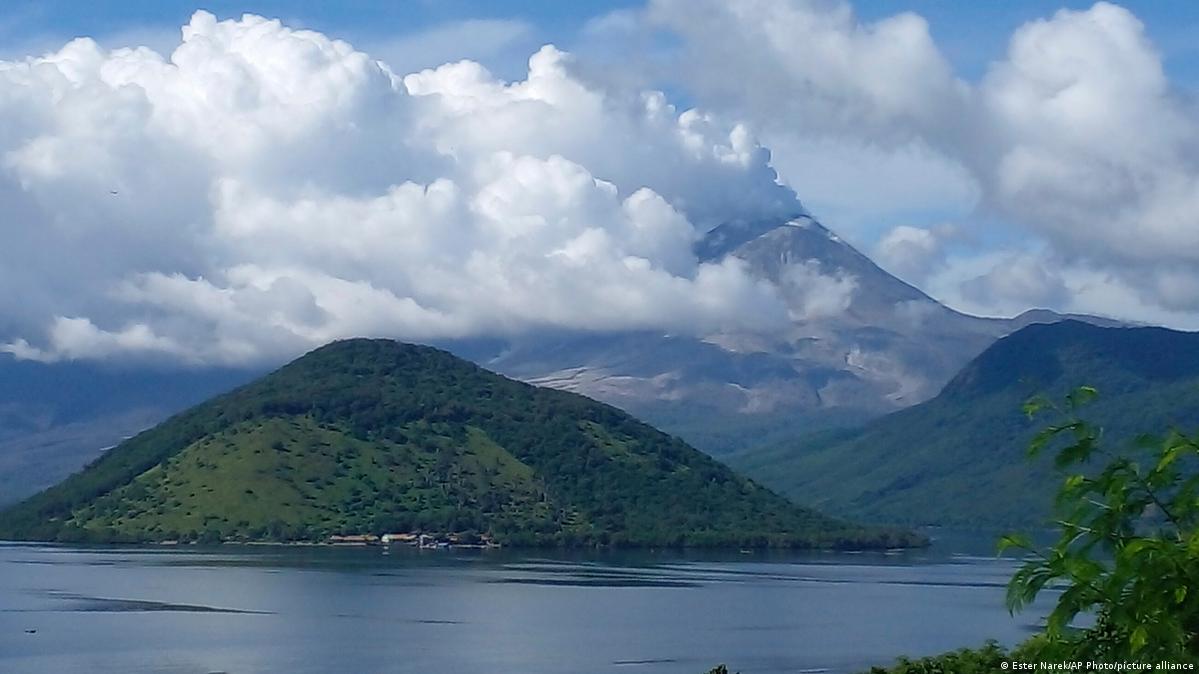 Indonesia volcano eruption forces thousands to evacuate