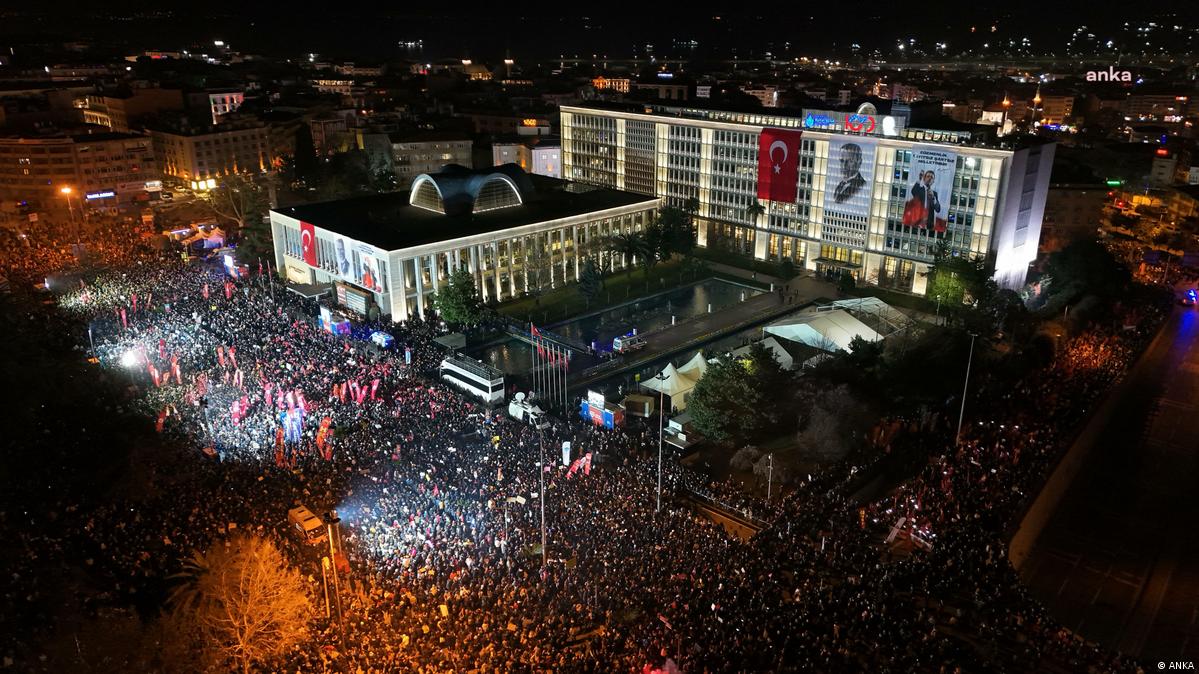 Miles de turcos protestan por el arresto de rival de Erdogan