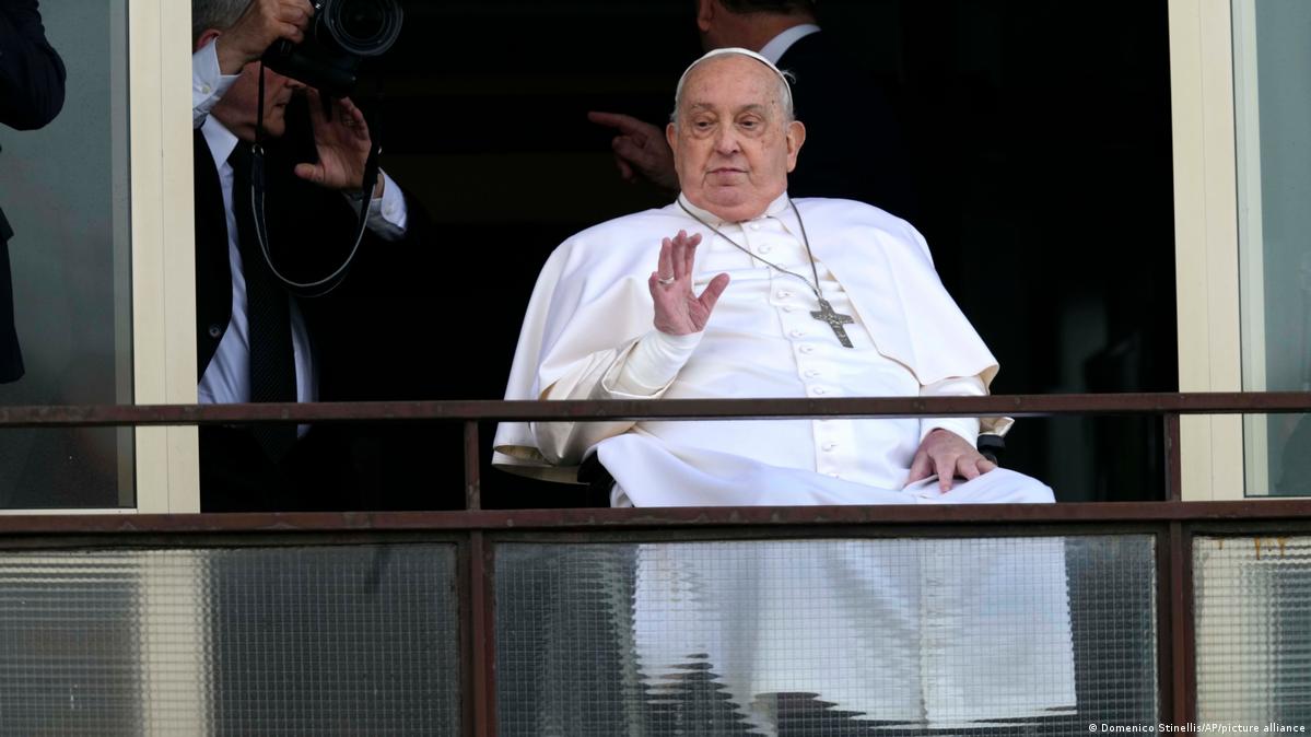 Pope Francis out of hospital after life-threatening illness – DW – 03 ...