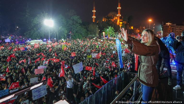 Turkey updates: Imamoglu's wife addresses protesters – DW – 03/24/2025
