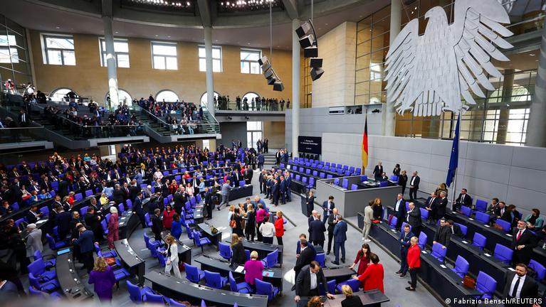 New German Bundestag meets for first time since election – DW – 03/25/2025